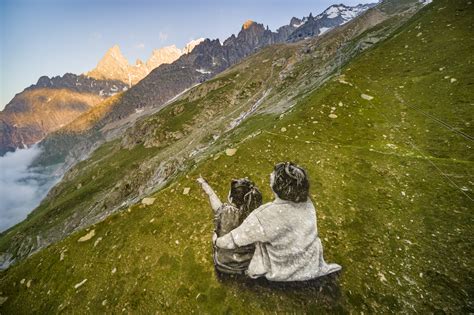 Une Grande Dame Di Saype Ai Piedi Del Monte Bianco Aostasera