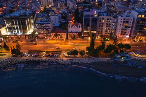 리마솔 도시 경관의 공중 보기 밤에 키프로스의 첫 번째 해안선 건물 위에서 지중해 바다 리조트 리마솔의 무인 항공기 사진 거리에