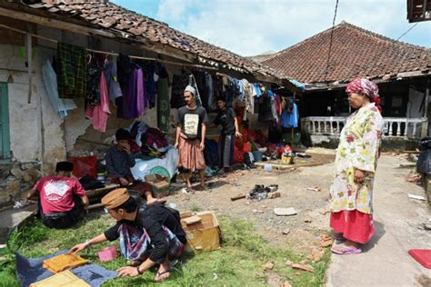 Indonesia Quake Survivors Appeal For Supplies As Rescuers Trawl Rubble