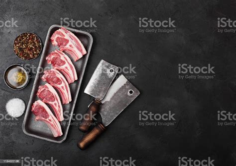 검은 바탕에 빈티지 고기 모자를 가진 플라스틱 쟁반에 신선한 생 정육점 양고기 쇠고기 절단 수 있습니다 강철 보 울에 있는 소금