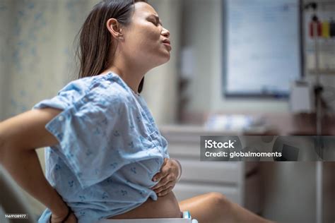 Foto De Uma Mulher Em Trabalho De Parto Tendo Contrações Na Sala De