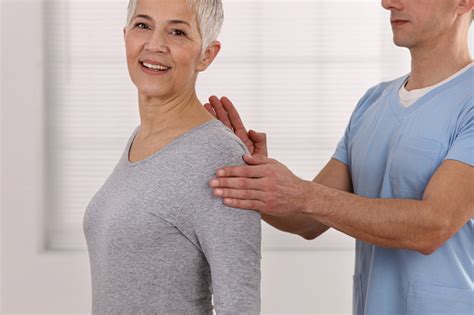 여자는 척추 교정 지압 요법 다시 조정 하는 데입니다 Osteopathy 물리 치료 스포츠 상해 재활 개념 전체 론 치료 물리