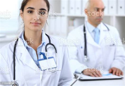 병원에서 젊은 의사 여자의 초상화입니다 스페인 사람 또는 라틴 아메리카 의학에서 직원 환자 서비스 개념입니다 건강 진단에 대한