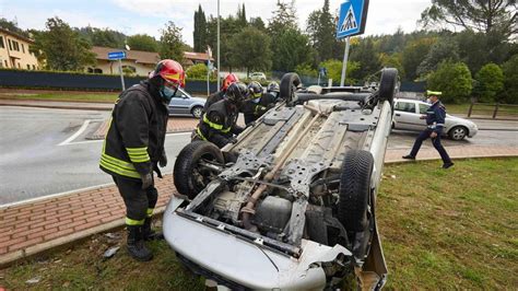 Non Si Ferma AllAlt Della Polizia E Fugge Auto Si Ribalta Arrestato