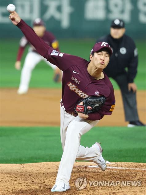역투하는 안우진 연합뉴스