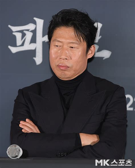 유해진 시크한 매력 댄디한 목폴라 티셔츠 정장 셋업 패션 스타와 패션