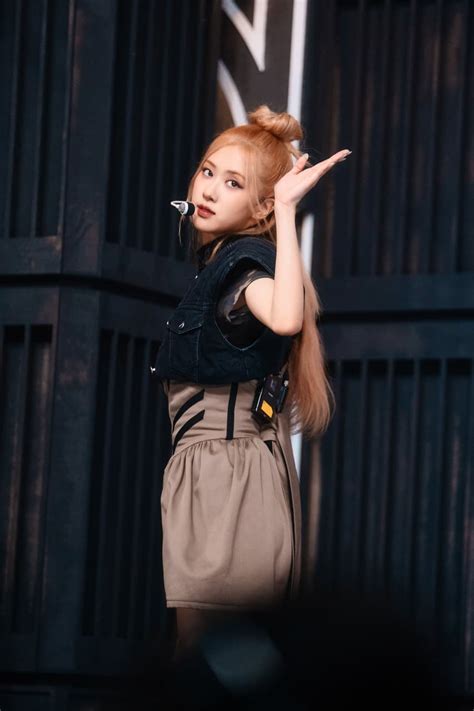 分享 Rosé 人歌舞台照（圖多） Blackpink板 Dcard