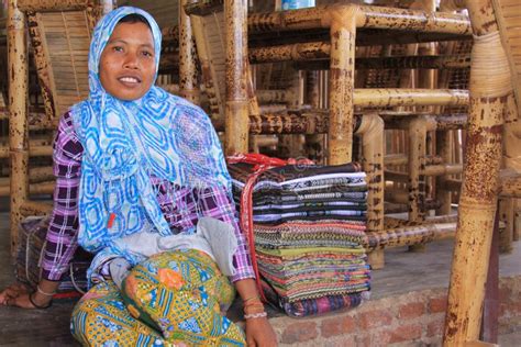 Sasak Woman From Village Selling Batik In Lombok Editorial Photography