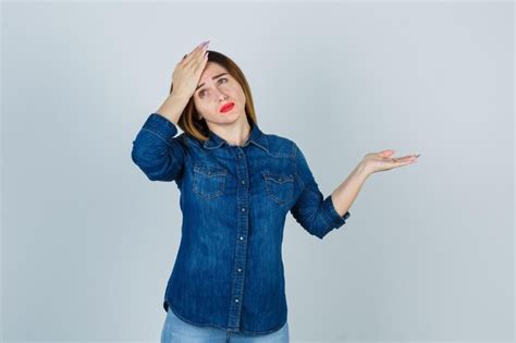 Ausdrucksstarke Junge Dame Die Im Studio Aufwirft Kostenlose Foto