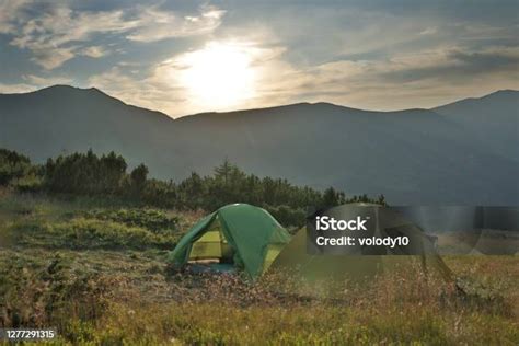 일출 또는 일몰에 산에서 관광 텐트의 전망 캠핑 배경 모험 여행 활동적인 라이프 스타일 자유 개념 여름 방학 0명에 대한 스톡