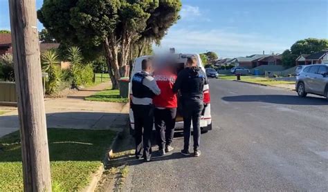 100 000 ක අයිස් සමග සැකකරුවන් 15 දෙනෙකු වික්ටෝරියාවේදී අත්අඩංගුවට Auslanka Tv Australian