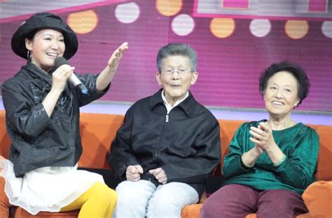 周艳泓携父母“向幸福出发” 感恩亲情泪洒现场