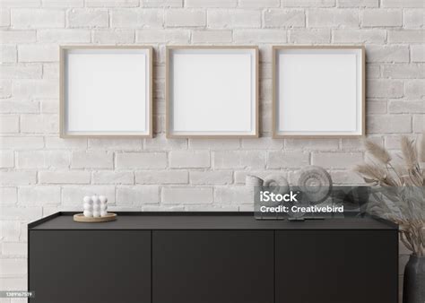 현대 거실의 흰색 벽돌 벽에 세 개의 빈 사각형 사진 프레임 미니멀하고 현대적인 스타일로 인테리어를 모의하세요 사진 포스터를 위한 여유 공간 콘솔 조각 3d 렌더링 액자에