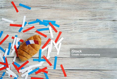 화이트블루레드 플래그와 크로와상 개념 Bastille 그 날 7 월 14 일 프랑스에서 흰색 나무 배경 프랑스의 국가 색깔의