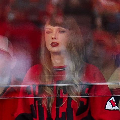 Taylor Swift And Travis Kelces Love Story Continues At Chiefs Game