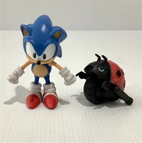 Sega Jazwares Sonic The Hedgehog Classic Sonic Figure And Moto Bug