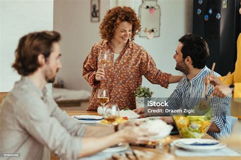 집에서 친구들과 점심을 먹으면서 의사 소통을하는 행복한 커플 4 명에 대한 스톡 사진 및 기타 이미지 4 명 가정 생활 가정의 방 Istock