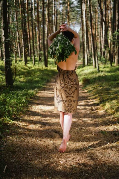 Pirts Kleita Ar Austras Koku Elegance Un Komforts Harmome Textile