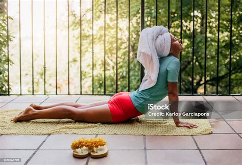 중년 여성은 일하기 전에 테라스에서 요가와 명상을 연습합니다 웰빙과 정서적 균형의 개념 50 54세에 대한 스톡 사진 및 기타
