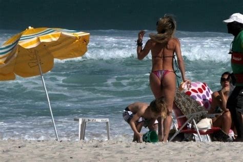 Aos 41 anos Danielle Winits exibe corpão em dia de praia os filhos
