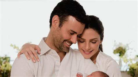Carol Celico revela rostinho do filho caçula ao lado do marido A
