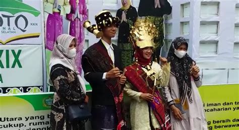 Jelang Pawai Taaruf MTQ Nasional Kalsel Warga Berfoto Untuk Kenang