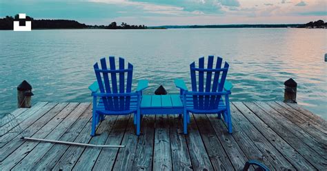 파란색 나무 Adirondack 의자 사진 Unsplash의 무료 파랑 이미지