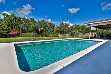 5 Reasons To Hire A Professional Pool Cleaning Service