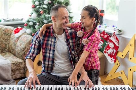 Padre E Hija Tocando El Piano En Navidad Foto De Archivo Imagen De