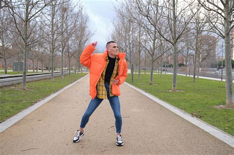 메이크업과 헤드폰을 쓰고 공원 길에서 춤을 추는 잘생긴 청년 비 바이너리 앤드로기누스 사람 Pride Lgbtqi Event에 대한 스톡 사진 및 기타 이미지 Istock