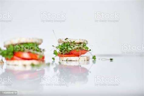 흰색 배경에 바삭한 쌀 빵 야채 토마토와 마이크로그린이 있는 건강한 버거 비건 영양 다이어트 식품 0명에 대한 스톡 사진 및