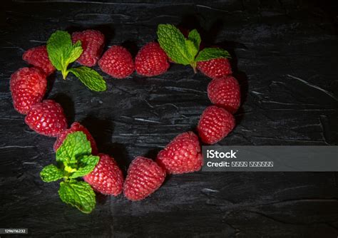잘 익은 빨간 딸기는 어두운 나무 배경에 마음의 형태로 배치됩니다 0명에 대한 스톡 사진 및 기타 이미지 0명 건강한 식생활 검정색 배경 Istock