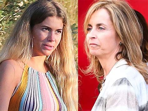 والدة بيكيه غاضبة من كلارا شيا بعد انتشار صورها الفاضحة في غياب ابنها