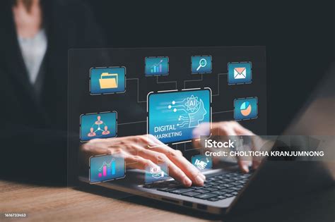 Ai 및 디지털 마케팅 온라인 관리 개념이 있는 기술 비즈니스 여성은 노트북을 사용하여 디지털 마케팅 및 Ai 시스템의 효율성을