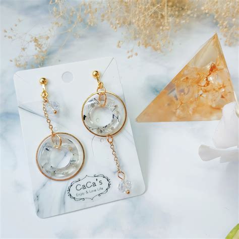 小編花花🌺🌺上線 🌅夏天的味道，一直圍繞在你我的身邊，大家是不是熱壞了呢🥵 小編花花🌺🌺今天要與大家來分享caca老師的 夏日沁涼樹脂耳環系列，這個系列呢，小編花花🌺🌺個人覺得…🔥在