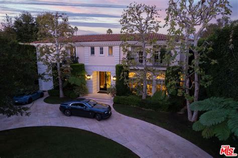 Monsters The Eric And Lyle Menendez Story A Look Inside The Mansion