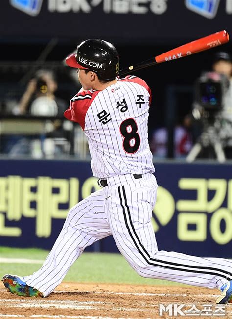 문성주 ‘찬스 잡는 선두타자 2루타 Mk포토 매일경제