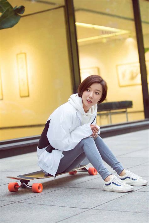 王珞丹滑板出街靓丽吸睛 你的滑板女神上线 360娱乐，你开心就好