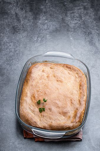 회색 돌 배경에 유리 베이킹 형태로 양배추와 계란홈메이드 파이 건강한 생활방식에 대한 스톡 사진 및 기타 이미지 건강한 생활방식 건강한 식생활 그릇 Istock