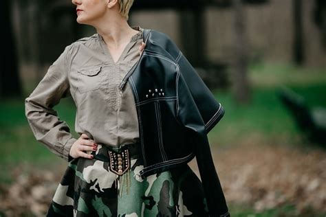 무료 사진 위장 군사 패션 균일 한 치마 여자 디자인 자 켓 가죽 손