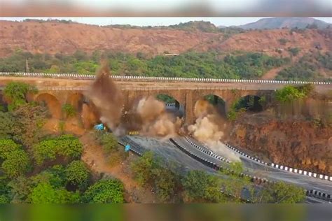 印度爆破高架桥，发现他们的桥都是用泥土建的