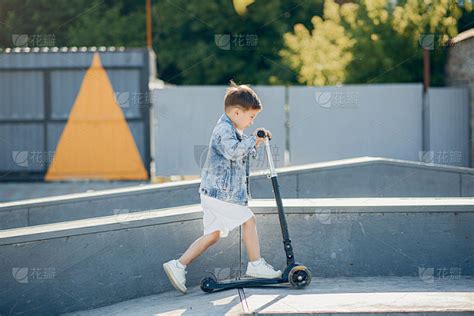 可爱的孩子们在夏天的公园里玩耍