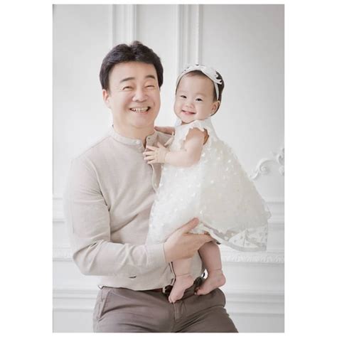 백종원♥소유진 가족사진 공개 ‘셋째딸도 붕어빵 인증[sns★컷] 손에 잡히는 뉴스 눈에 보이는 뉴스 뉴스엔