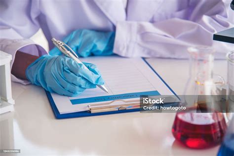 실험실에 있는 여자 과학자는 과학 현미경 의학 시험 및 연구 생물학 화학을 봅니다 과학 약국 유전 연구를 분석하는 여성 기술자