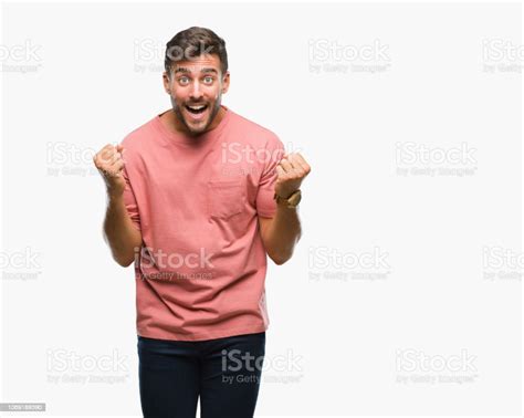 격리 된 배경 축 하에 잘생긴 젊은이 놀라게 무기 제기와 성공을 위한 깜짝 놀라게 고 눈을 엽니다 우승자 개념입니다 긍정적인