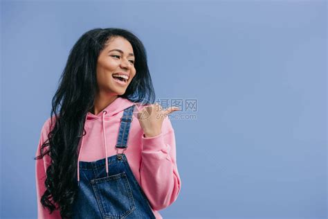 笑着的年轻非洲美国女人高清图片下载 正版图片503463051 摄图网