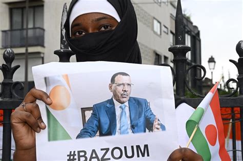 رئيس النيجر المخلوع بخير داخل مقر احتجازه اندبندنت عربية