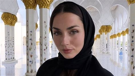 آنا دي أرماس بالحجاب في الإمارات صور