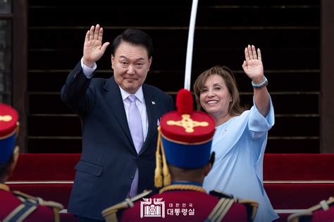 대한민국 대통령실 윤석열 대통령은 디나 볼루아르테 페루 대통령과 함께 페루 대통령궁에서 공식환영식에
