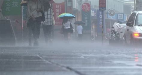 南台灣當心了！午後對流雲系發展旺盛，這7縣市發「大雨特報」請民眾嚴防大雷雨和強風！ Peekme